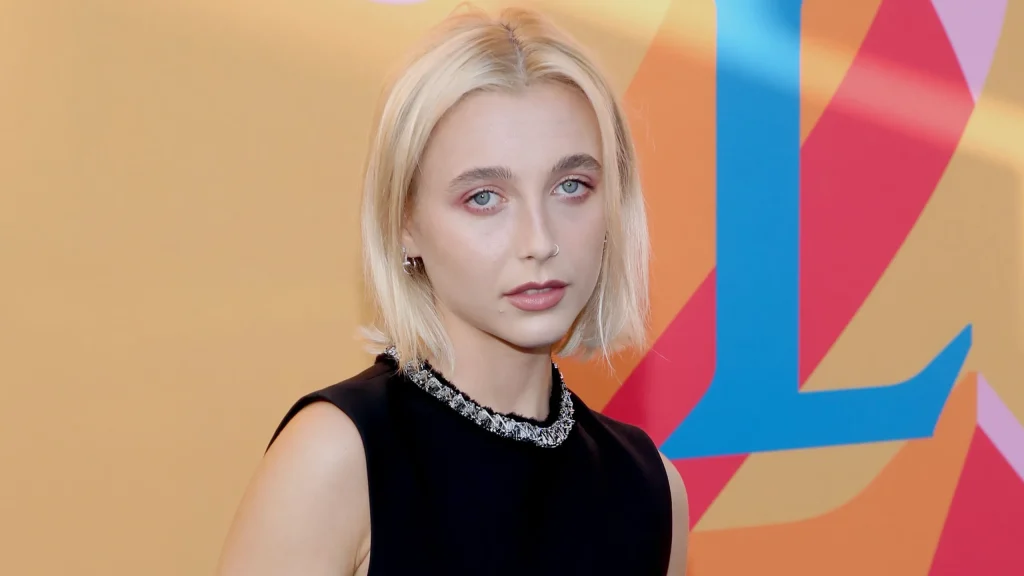 Emma Chamberlain: The Rise of a Digital Icon and Entrepreneur - Social ...
